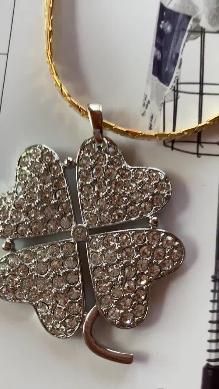 Carrie Bradshaw Clover Necklace 2025 www.alhudapk